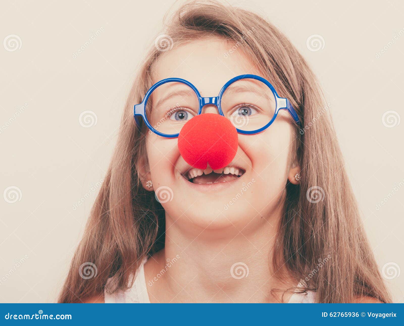 Meisje met rode neus stock foto. Image of glazen, fris - 62765936