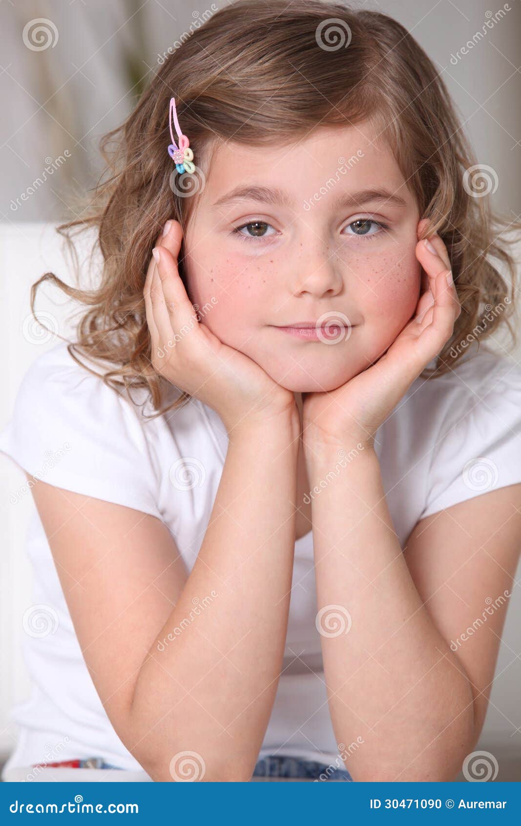 Meisje met sproeten stock foto. Image of parels, kant - 30471090