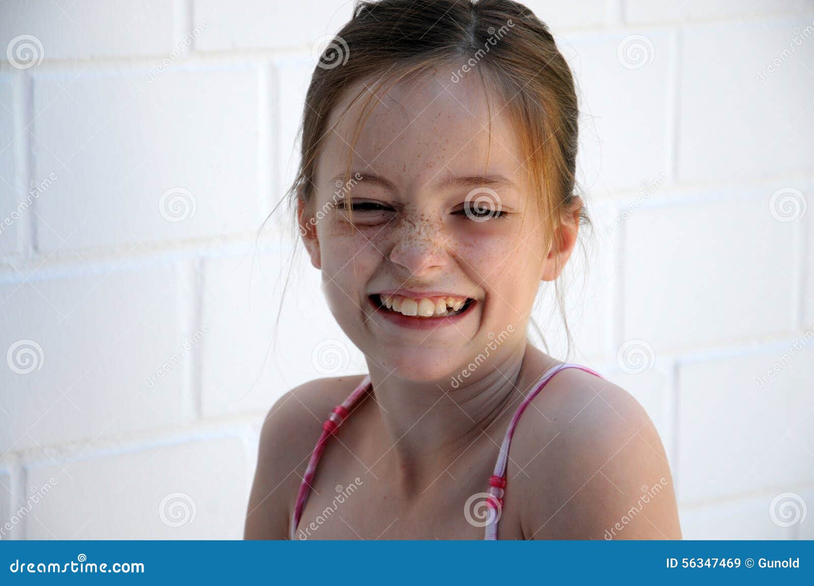 Meisje met sproeten stock afbeelding. Image of grappig - 56347469