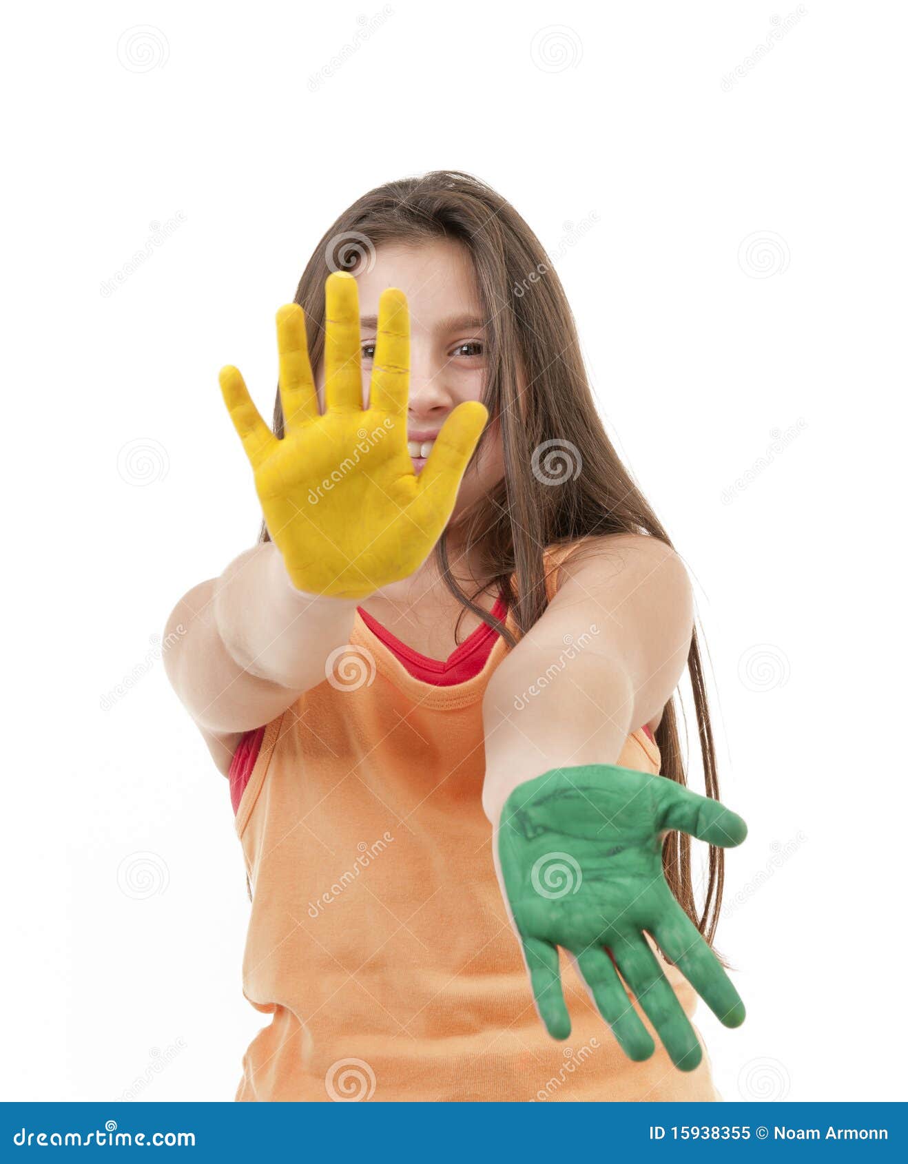 Meisje met verf op handen stock afbeelding. Image of kinderen - 15938355