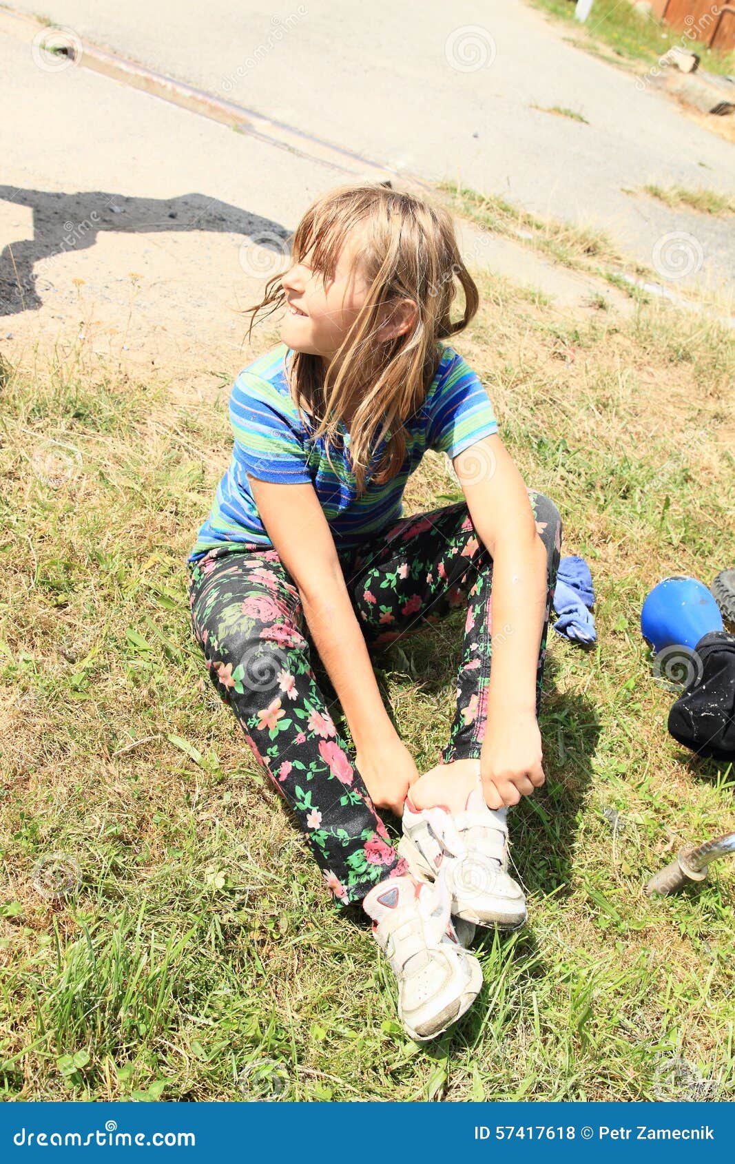 Meisje in natte broek stock foto. Image of doorweek, nationhood - 57417618