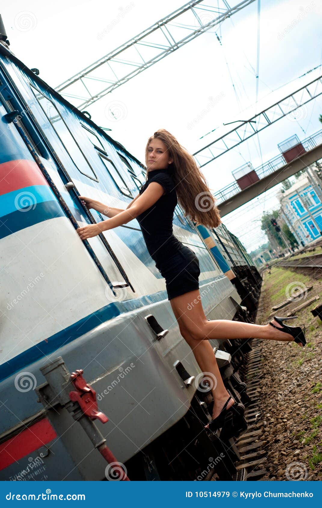 Meisje op de trein stock afbeelding. Image of schoonheid - 10514979
