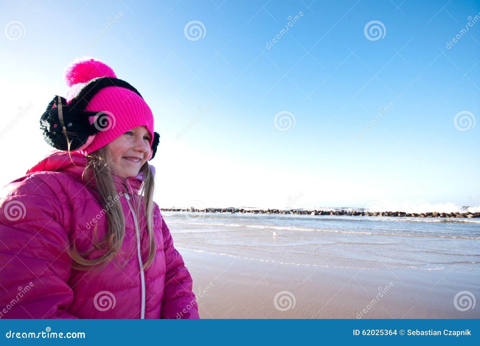 Meisje Op De Winter Winderig Strand Stock Foto - Image of water ...