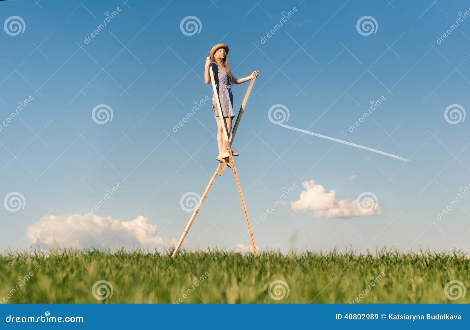 Meisje op stelten stock afbeelding. Image of mooi, horizon - 40802989