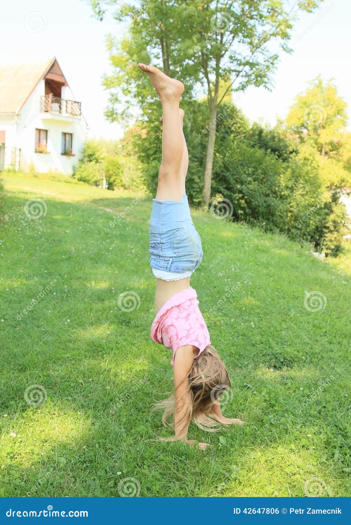 Meisje opleidingshandstand stock foto. Image of portret - 42647806