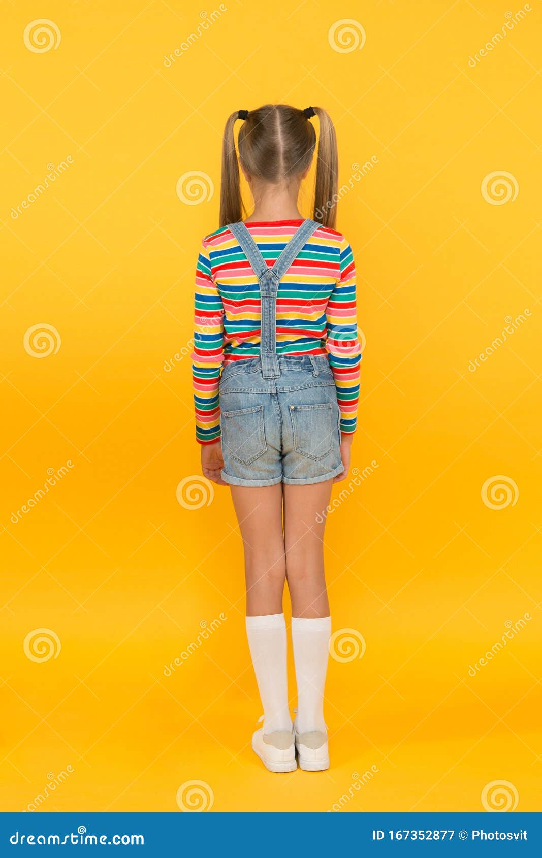 Meisje Schattig Kind Met Lange Haren Dubbele Ponytails Haarstijl ... Meisje Schattig Kind Met Lange Haren Dubbele Ponytails Haarstijl ...
