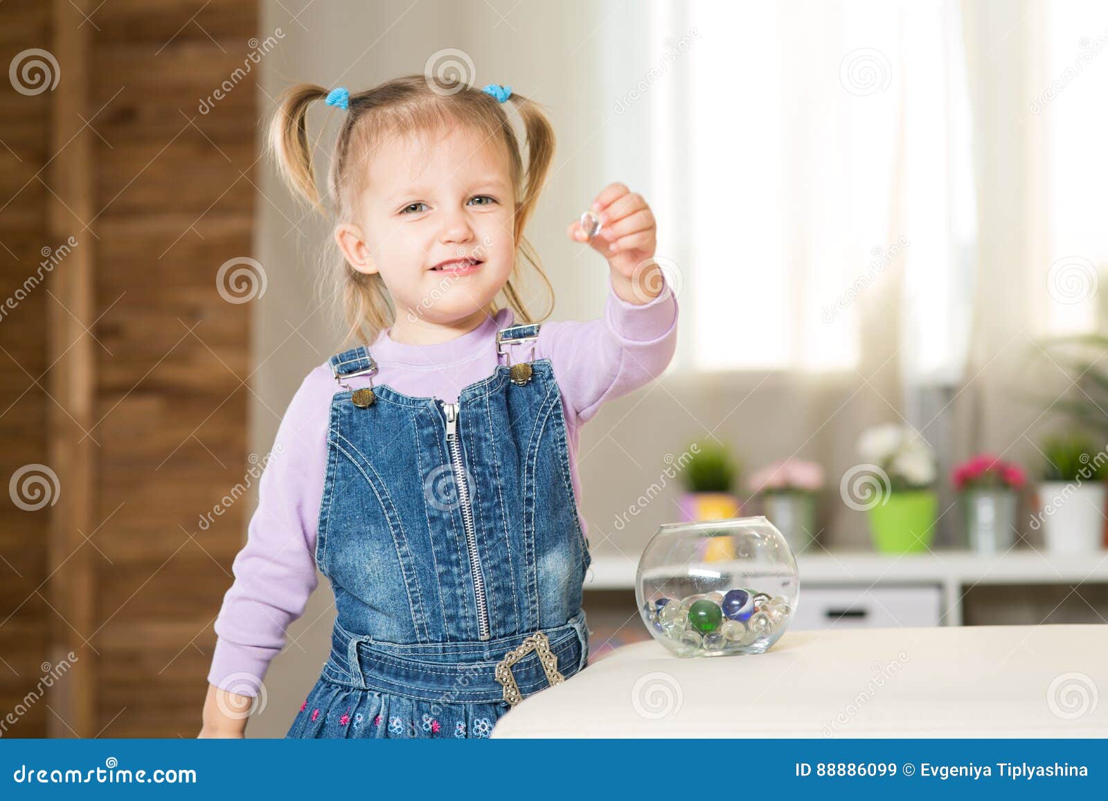 Meisje Van Twee Jaar Leeftijdsspelen in De Ruimte Stock Afbeelding ...