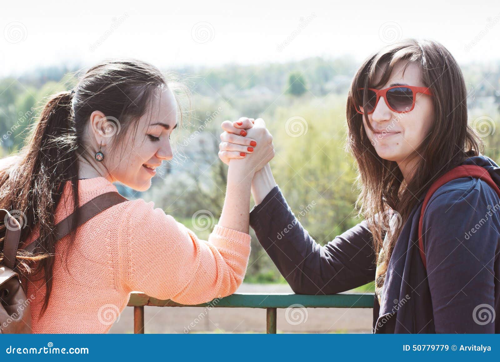 Meisjes Belast Met Wapen Het Worstelen Stock Afbeelding - Image of ...