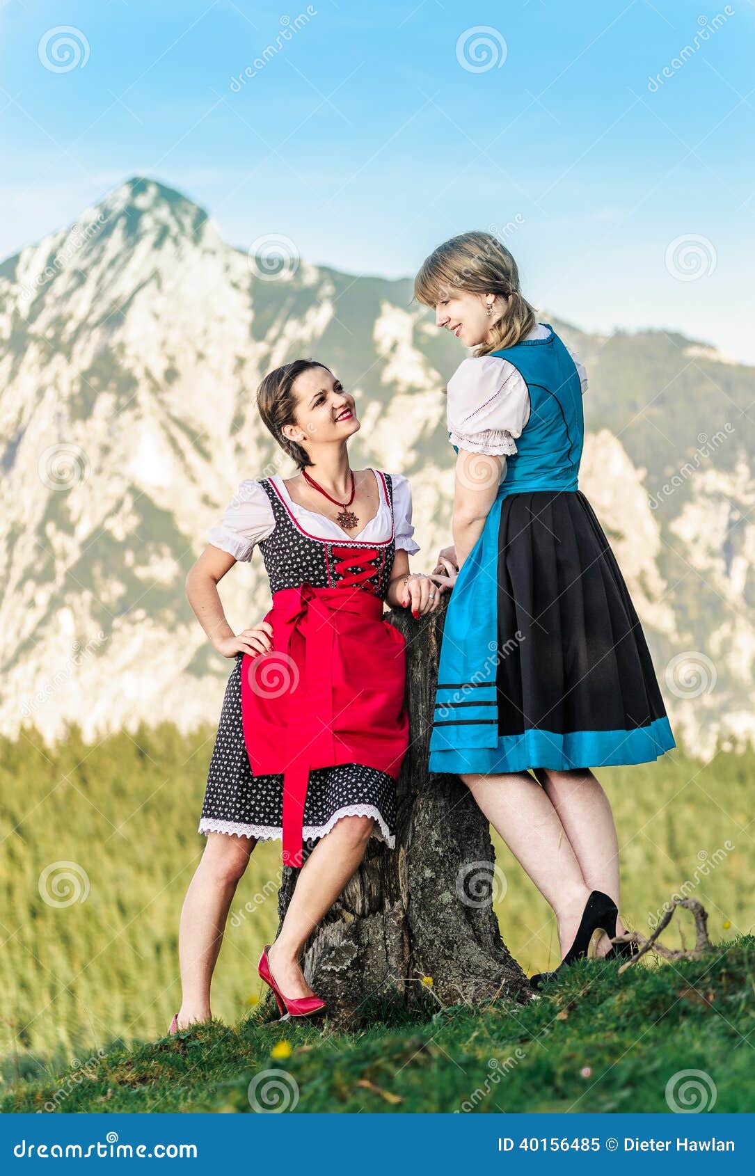 Meisjes in de alpen stock afbeelding. Image of alpen - 40156485