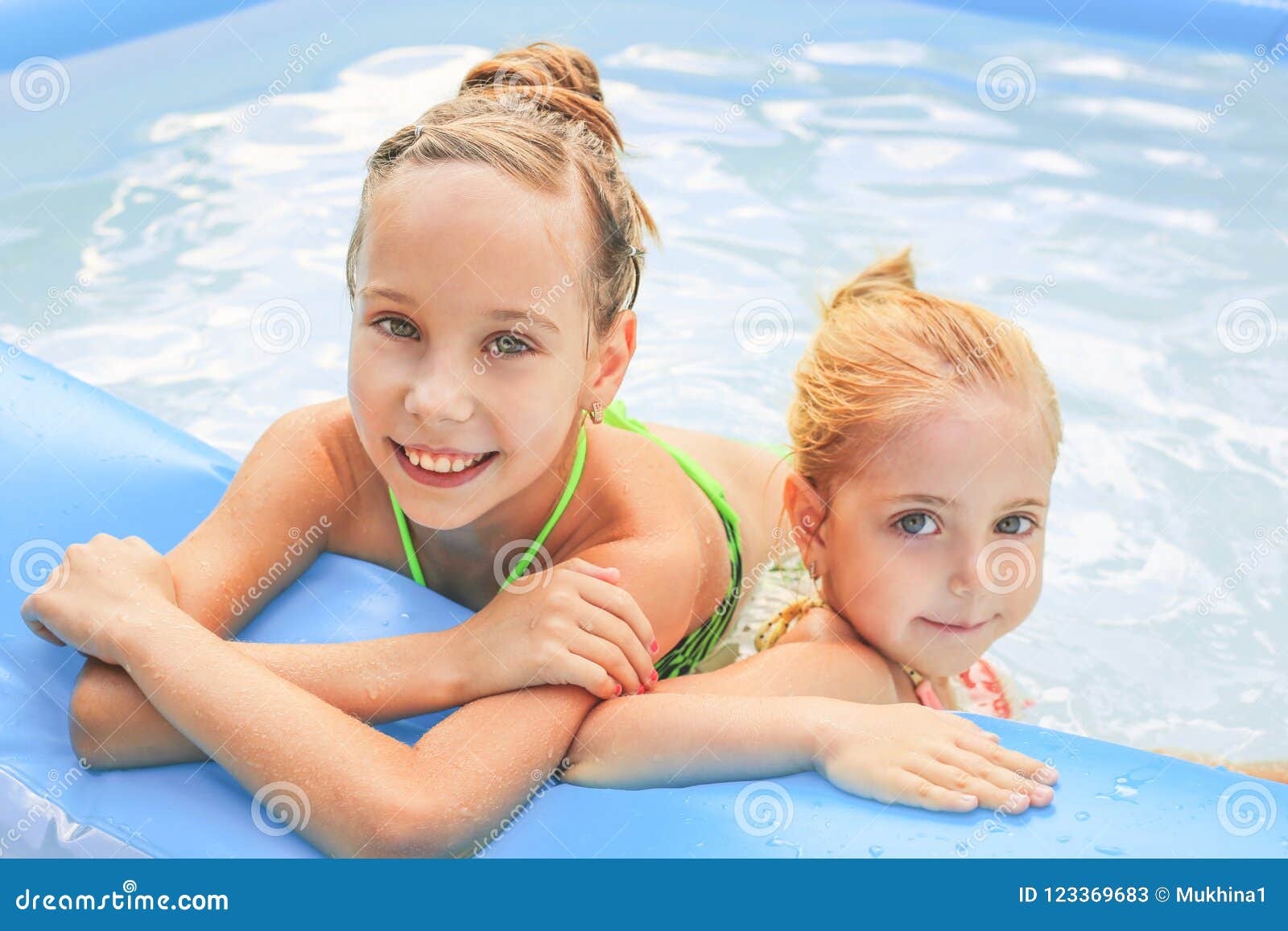 Meisjes Die in De Pool Zwemmen Stock Afbeelding - Image of speels ...