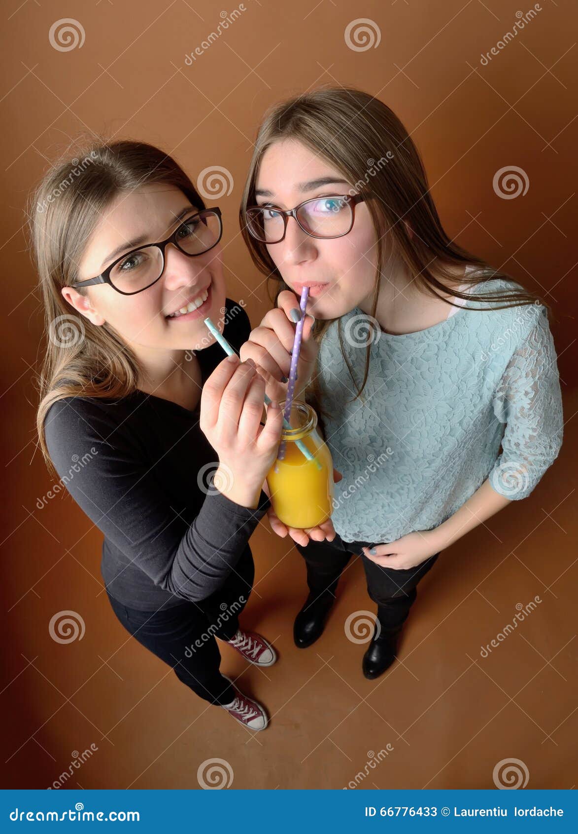 Meisjes Die Jus D'orange Drinken Stock Afbeelding - Image of ...