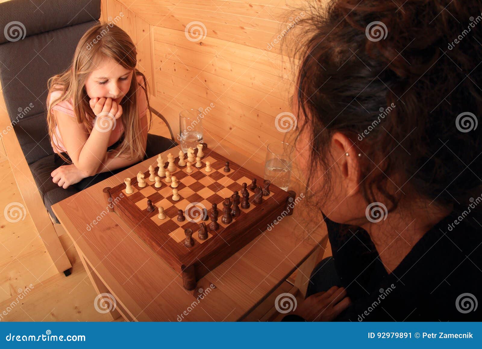 Meisjes die schaak spelen stock afbeelding. Image of schaak - 92979891