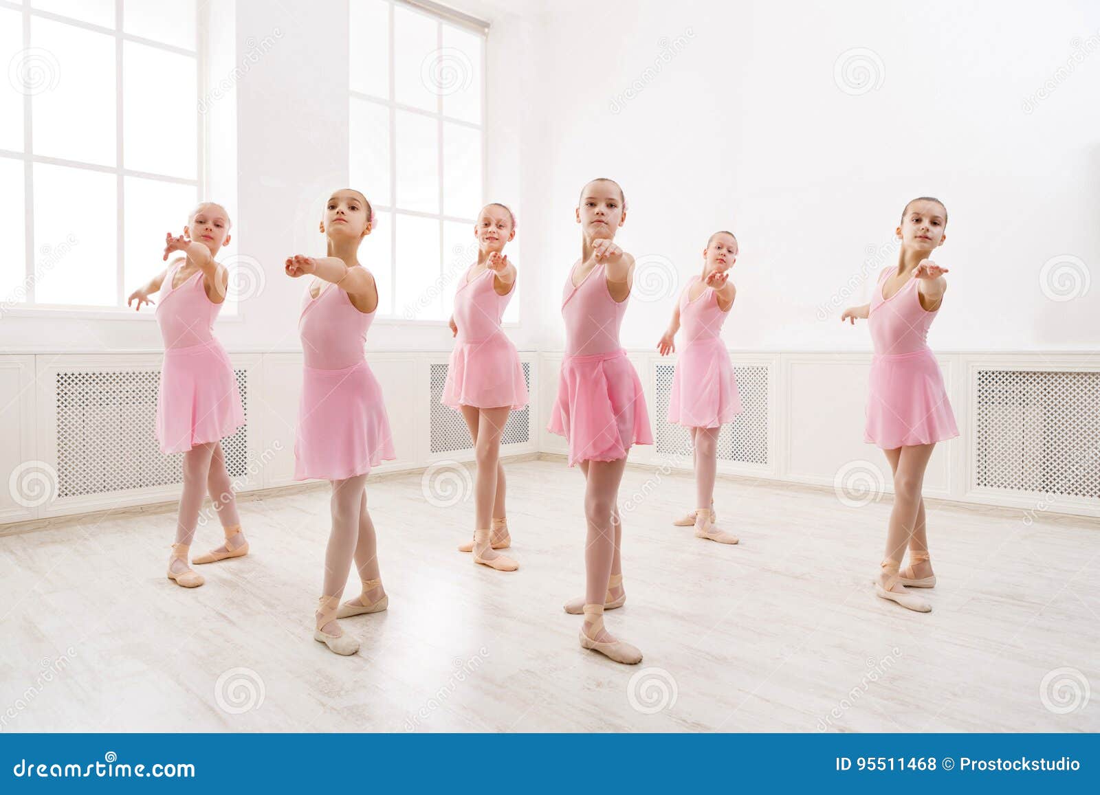 Meisjes Het Dansen Ballet in Studio Stock Foto - Image of ...
