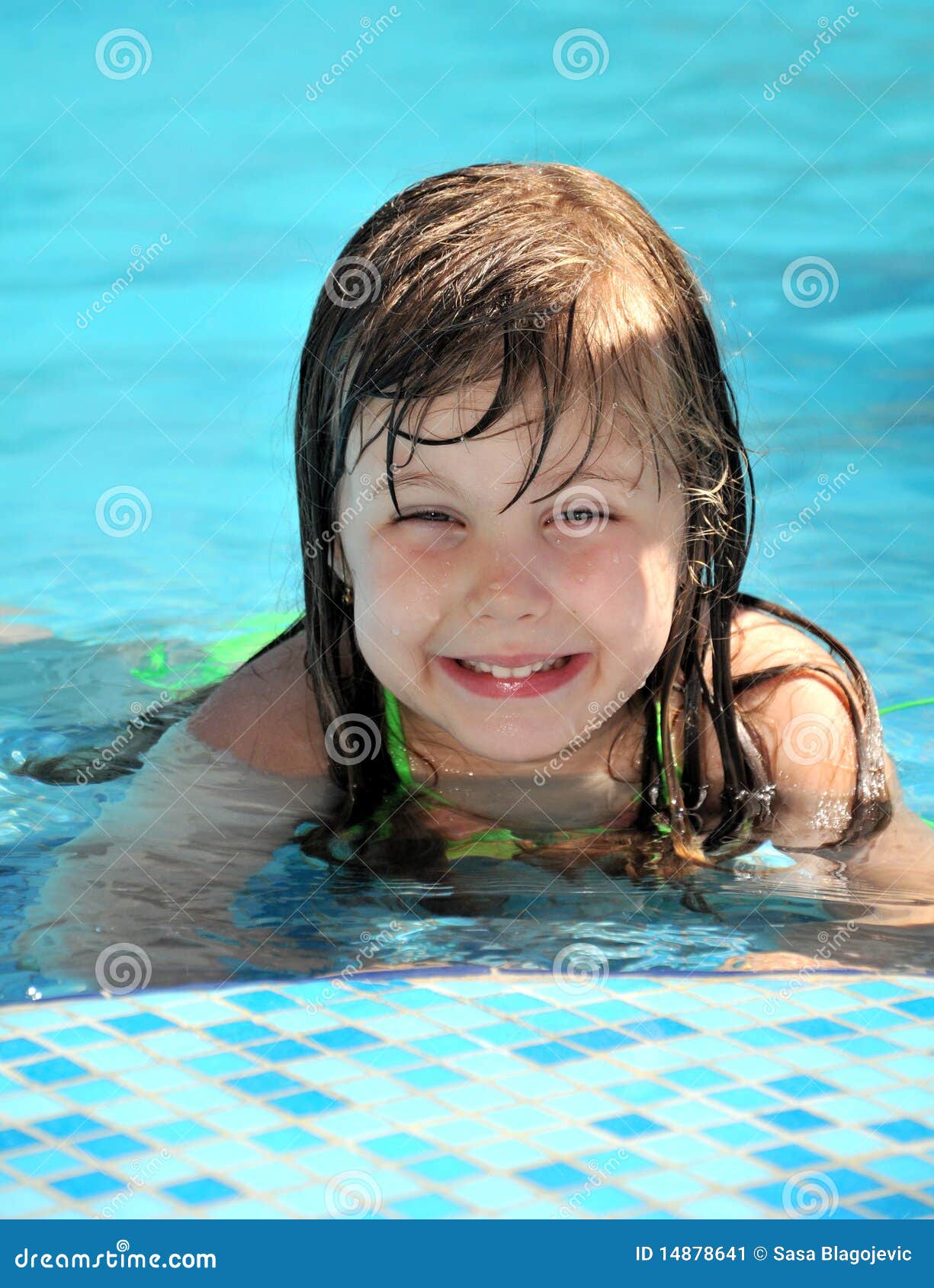 Meisjes Om in De Pool Te Zwemmen Stock Afbeelding - Image of zwemmen ...
