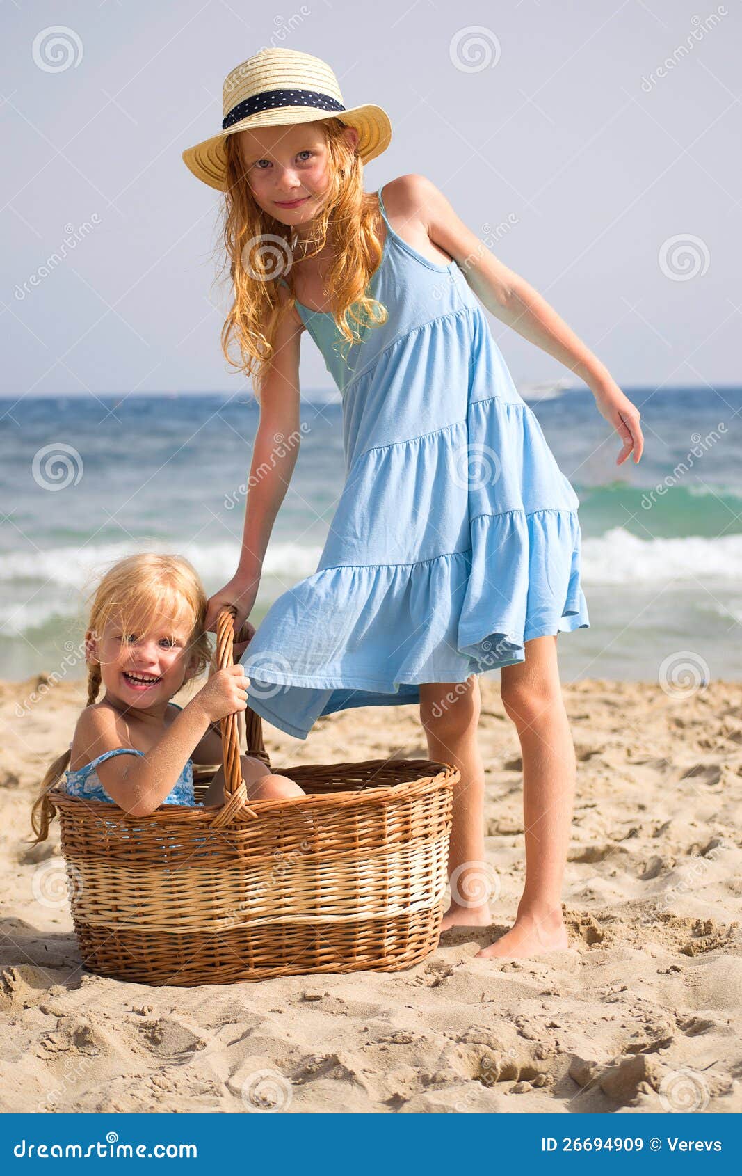 Meisjes Op Het Strand Met Een Mand Stock Afbeelding - Image of heet ...