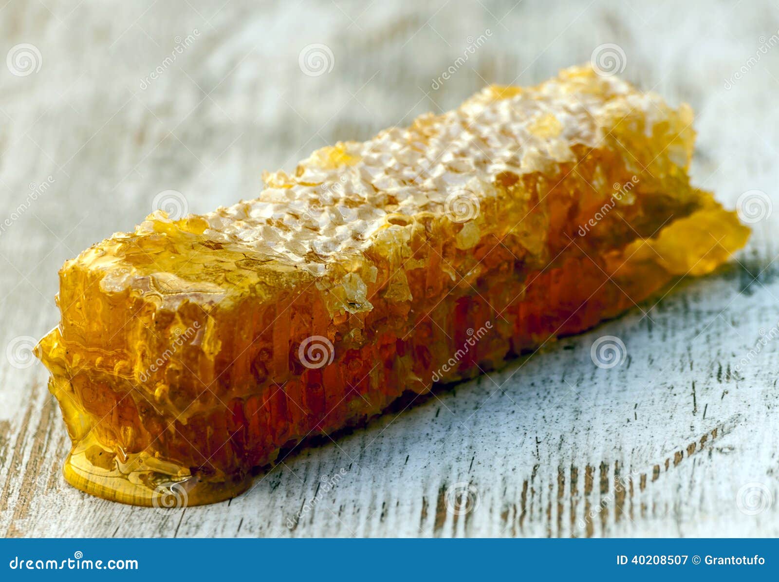 Mel com favo de mel imagem de stock. Imagem de ambarino - 40208507