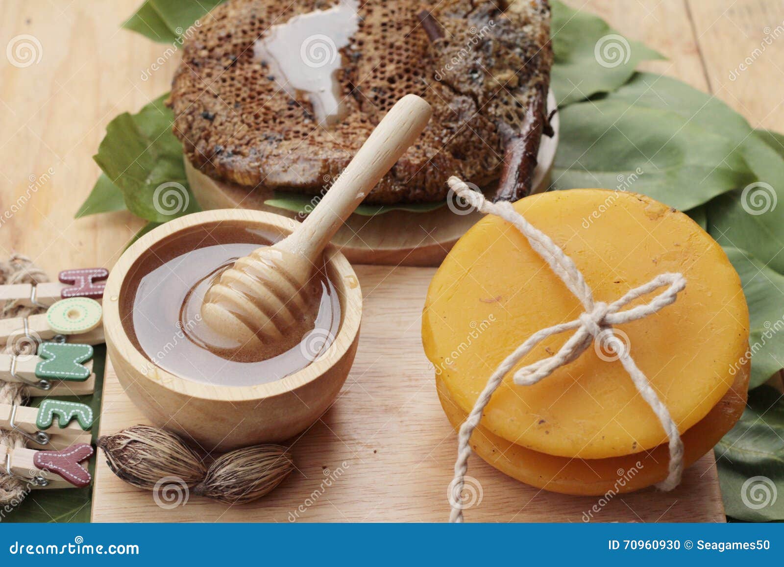 Mel Com Favo De Mel E Cera Nas Folhas Verdes Foto de Stock - Imagem de ...