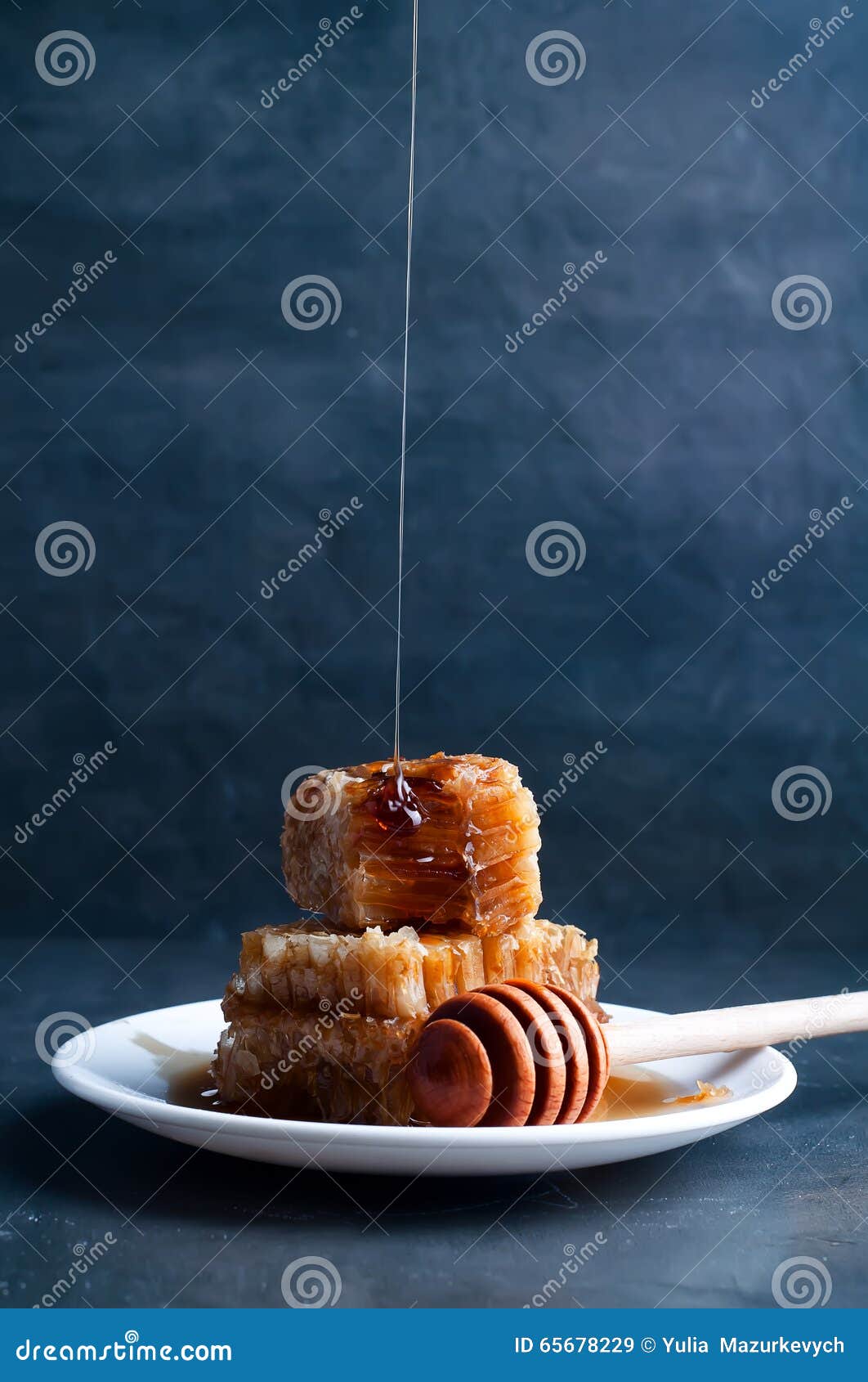 Mel fresco com favo de mel imagem de stock. Imagem de textura - 65678229