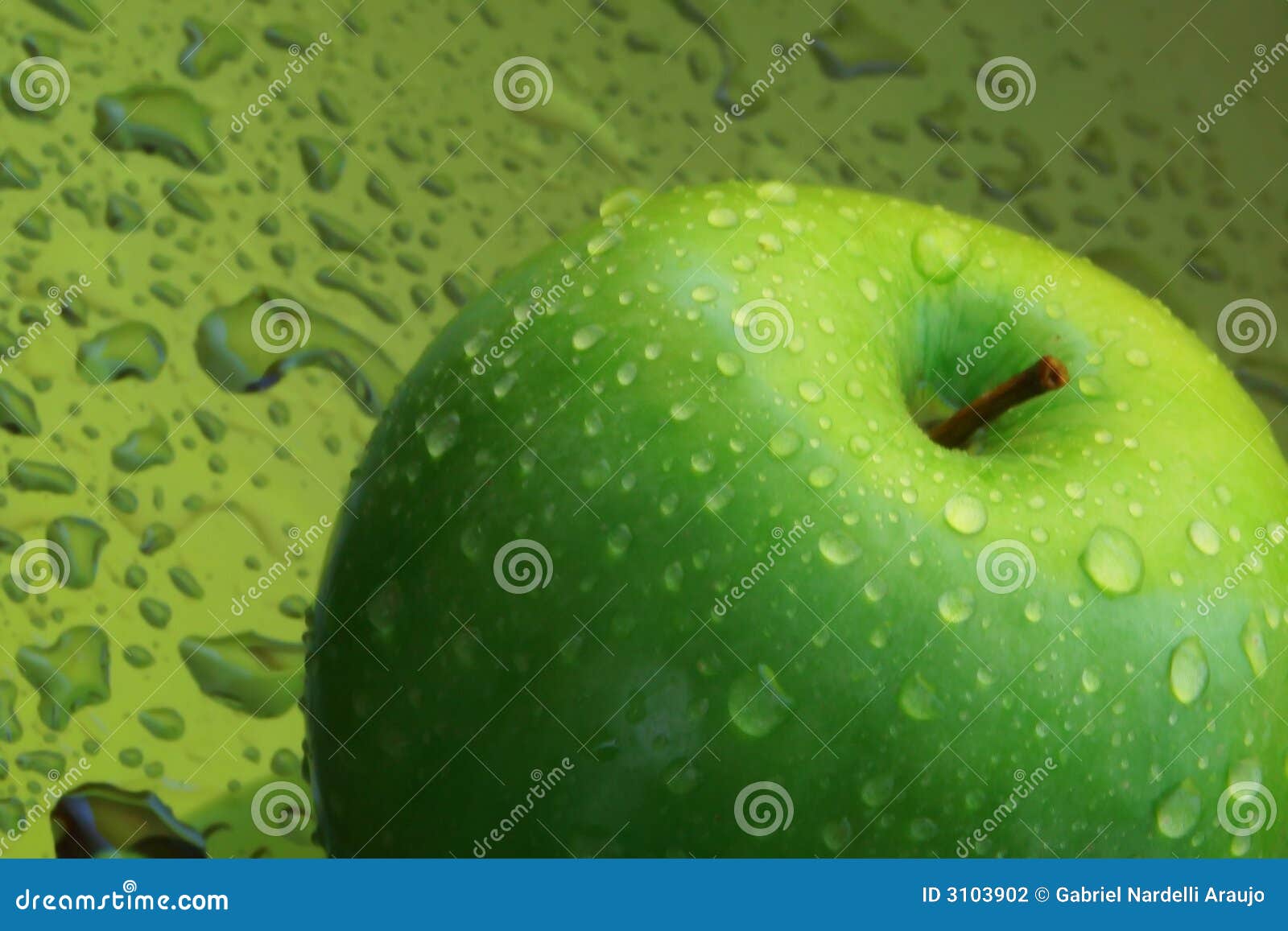 Mela verde fotografia stock. Immagine di dieta, gocce - 3103902