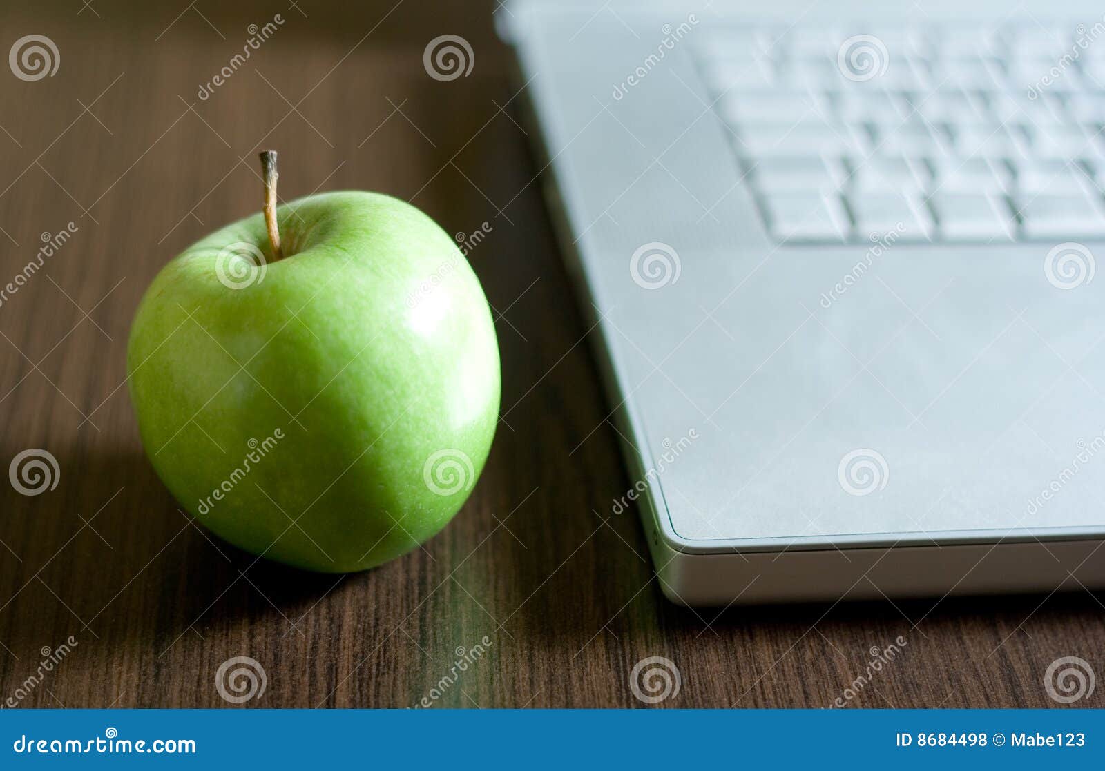 Mela Verde Dal Computer Portatile Fotografia Stock - Immagine di ...