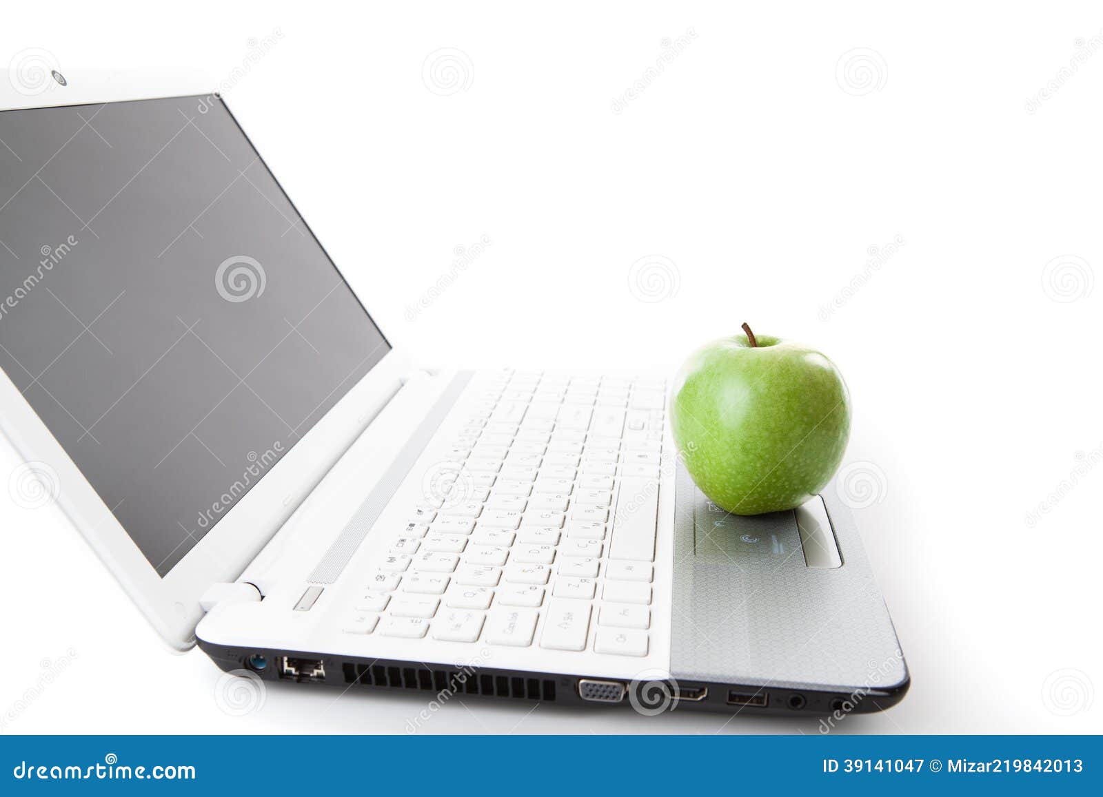 Mela Verde Sulla Tastiera Del Computer Portatile Immagine Stock ...
