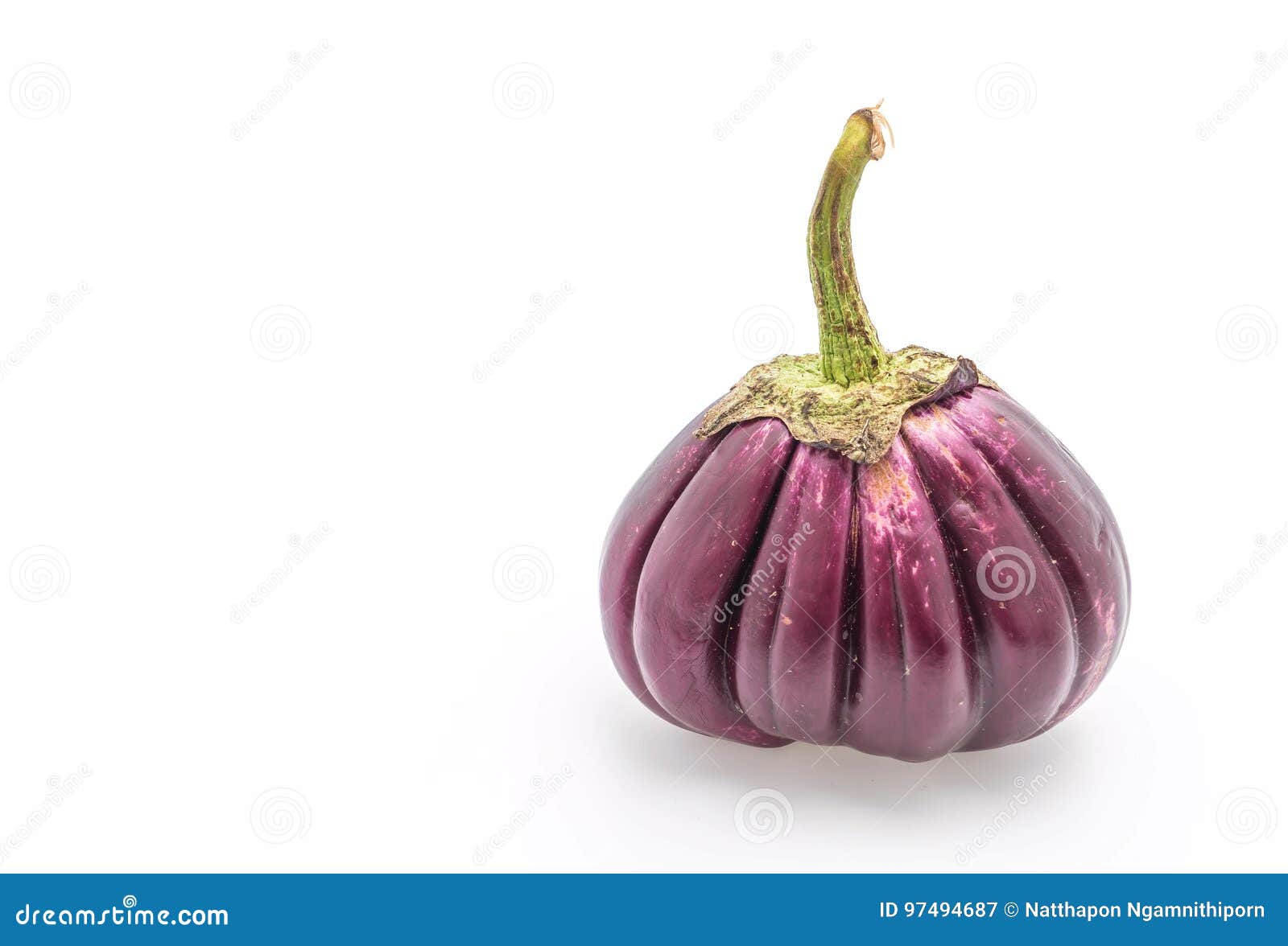 Melanzana fresca su bianco immagine stock. Immagine di melanzane - 97494687