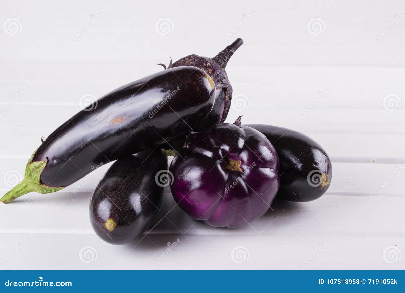 Melanzane Porpora Di Colore E Di Varietà Differenti Fotografia Stock ...