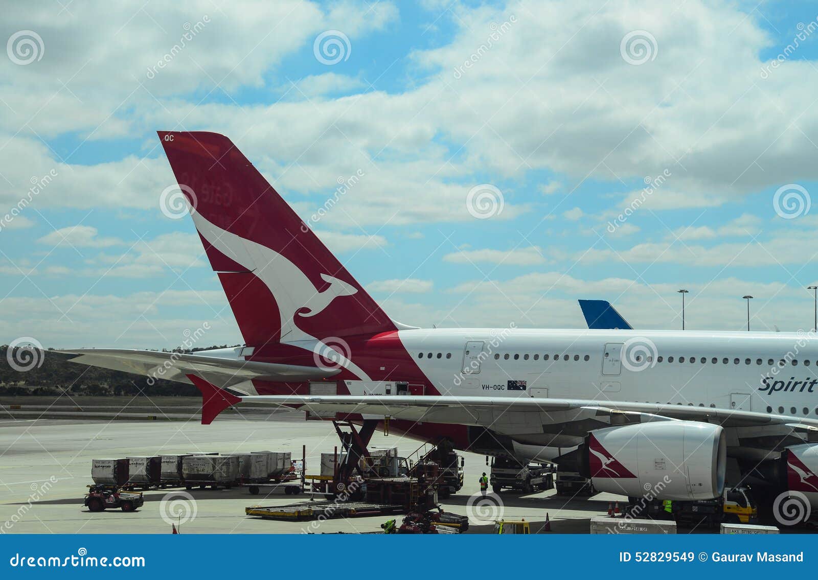 Melbourne Airport-plane Offloading at Terminal Editorial Stock Image ...