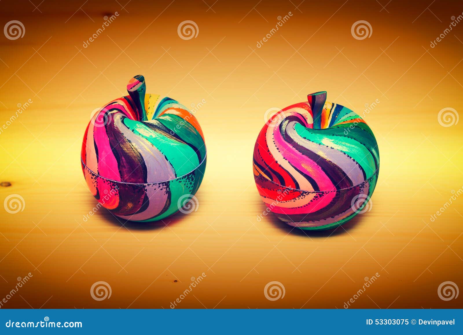 Mele Decorative Della Frutta, Fatte Di Legno Immagine Stock - Immagine ...