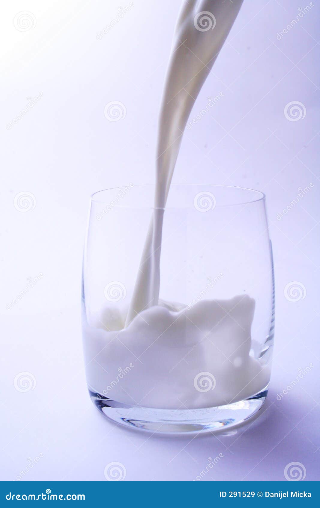 Melk stock afbeelding. Image of melk, bellen, dorst, schoon - 291529