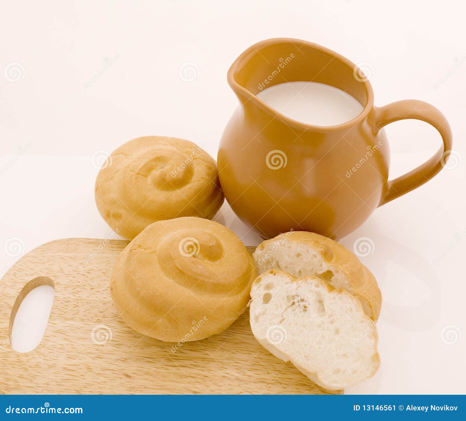 Melk en brood stock afbeelding. Image of raad, ontbijt - 13146561