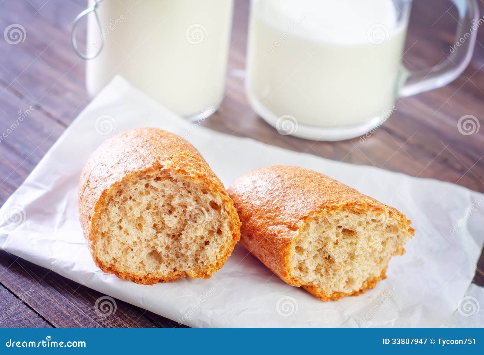 Melk en brood stock afbeelding. Image of naughty, voeding - 33807947