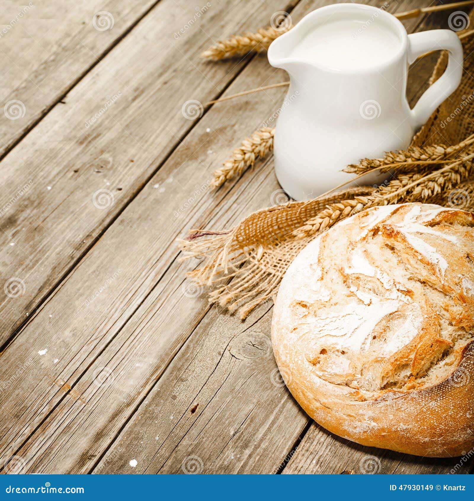 Melk en brood stock afbeelding. Image of kruik, zuivelfabriek - 47930149