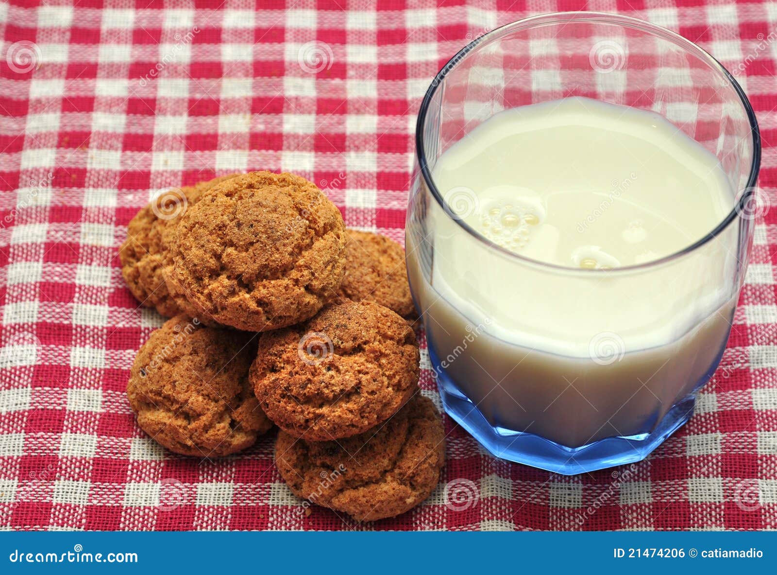 Melk en koekjes stock foto. Image of traditioneel, ontbijt - 21474206