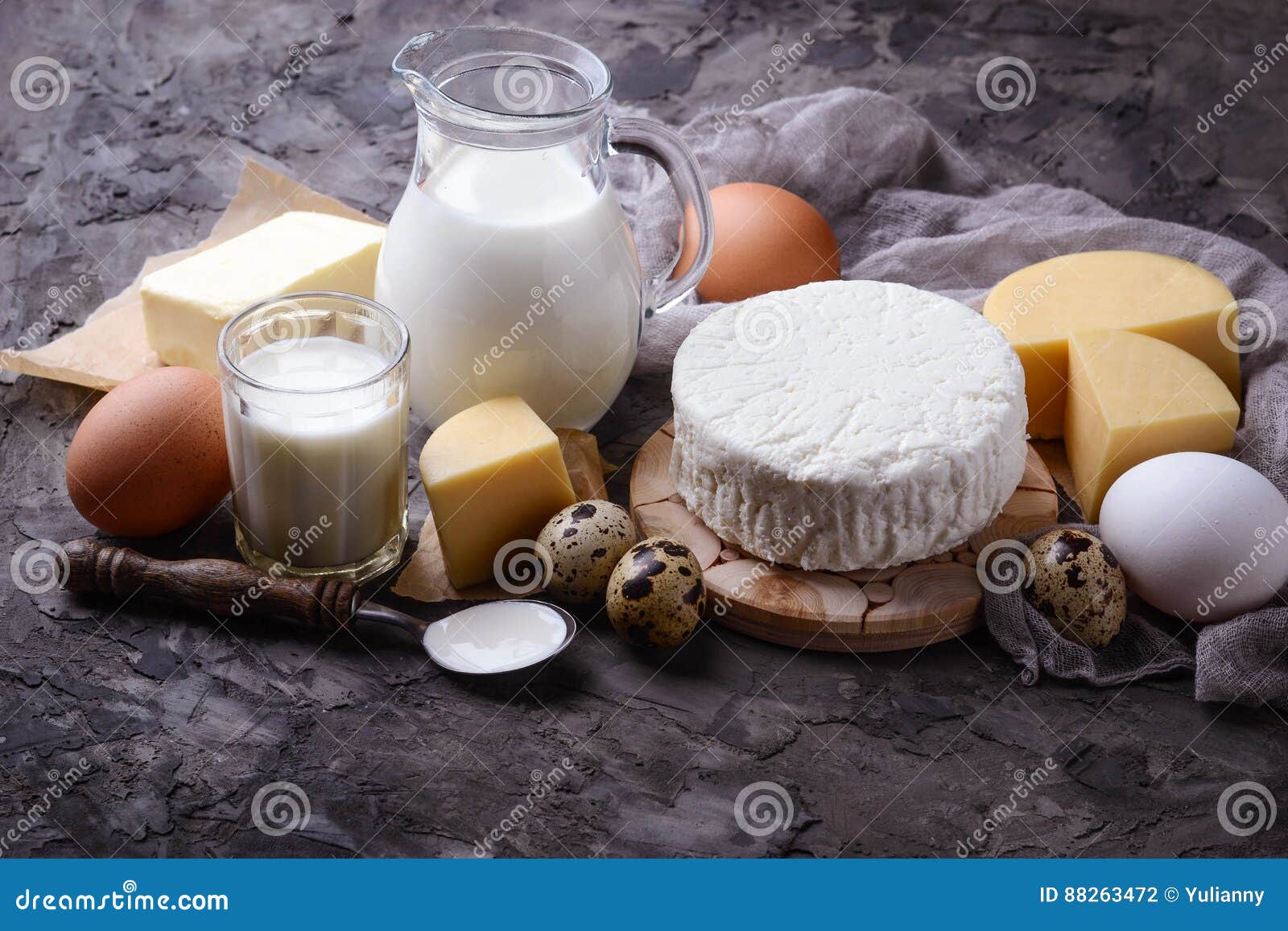 Melk, Kwark, Zure Room, Boter, Eieren Stock Foto - Image of room ...