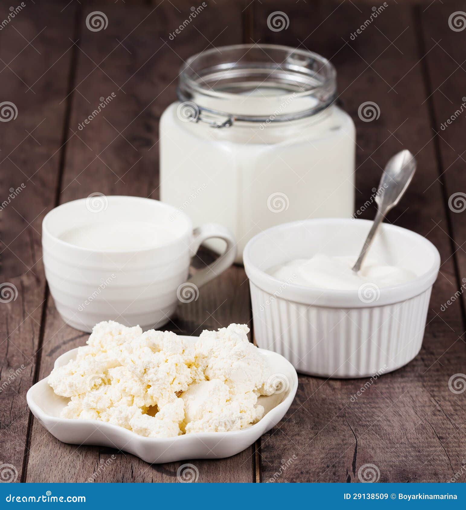 Melk, zure room en kwark stock afbeelding. Image of gezond - 29138509