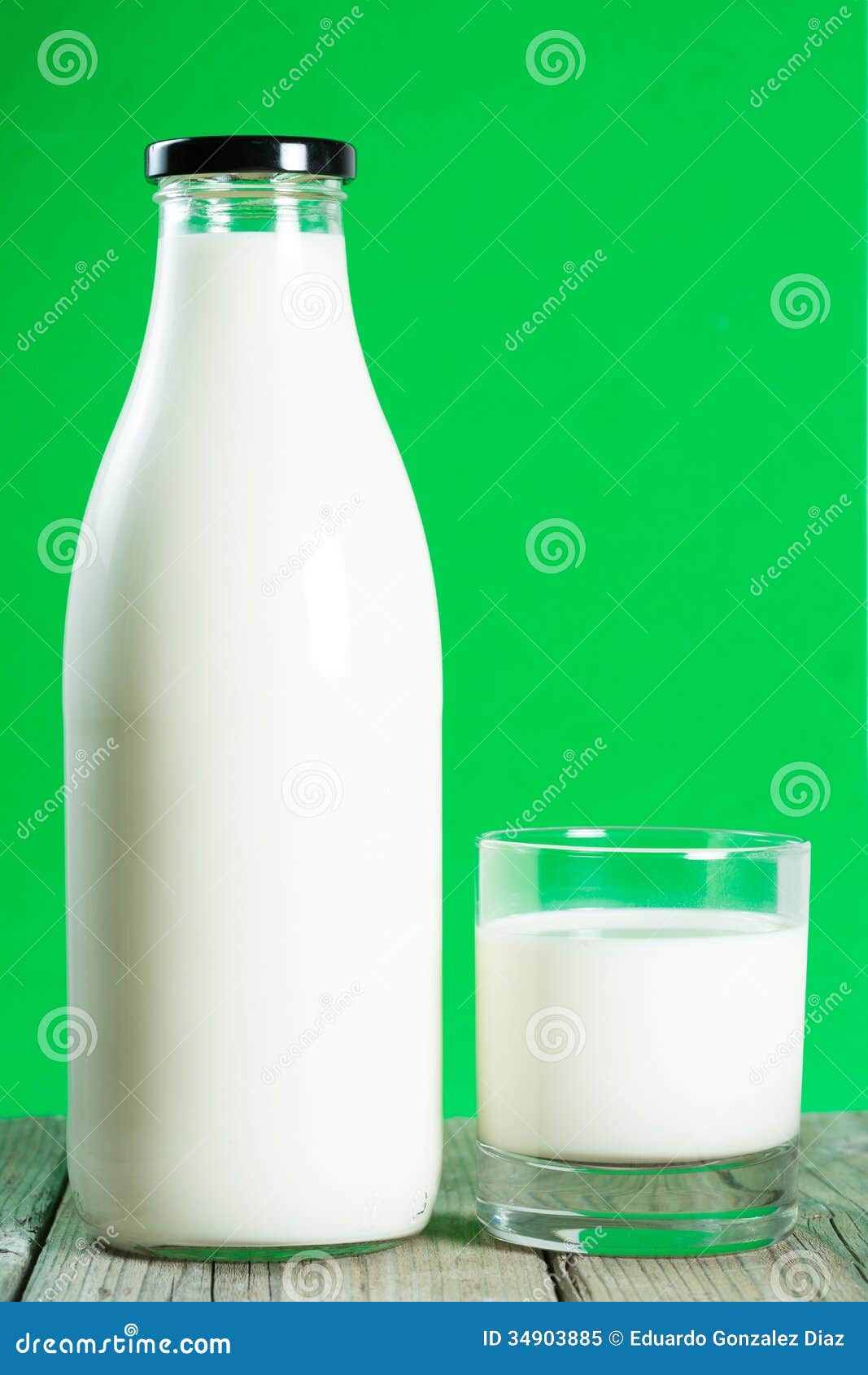 Melkfles stock afbeelding. Image of kleur, melkachtig - 34903885