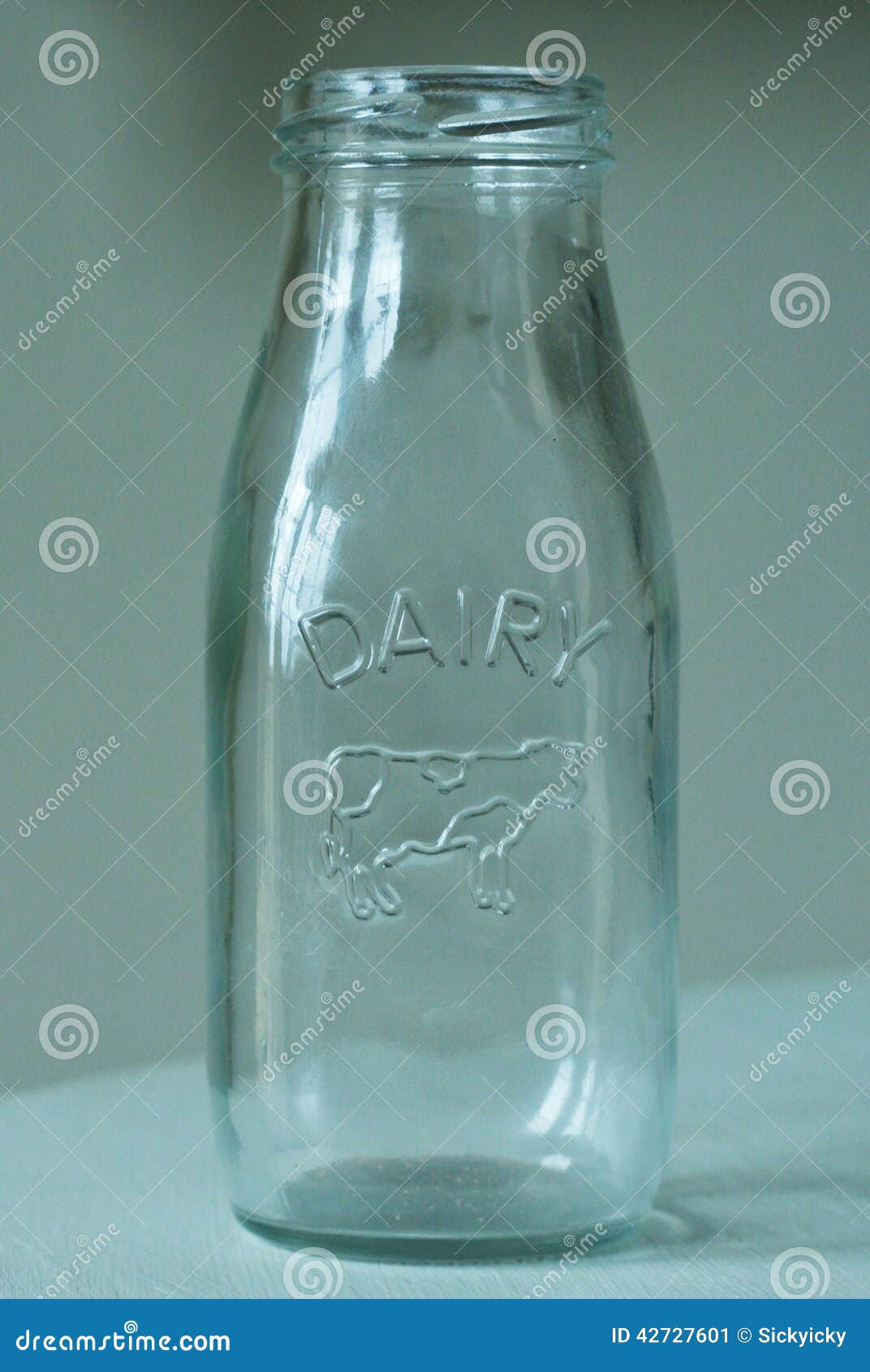 Melkfles Met Een Koe Op Het Stock Afbeelding - Image of melk, glas ...