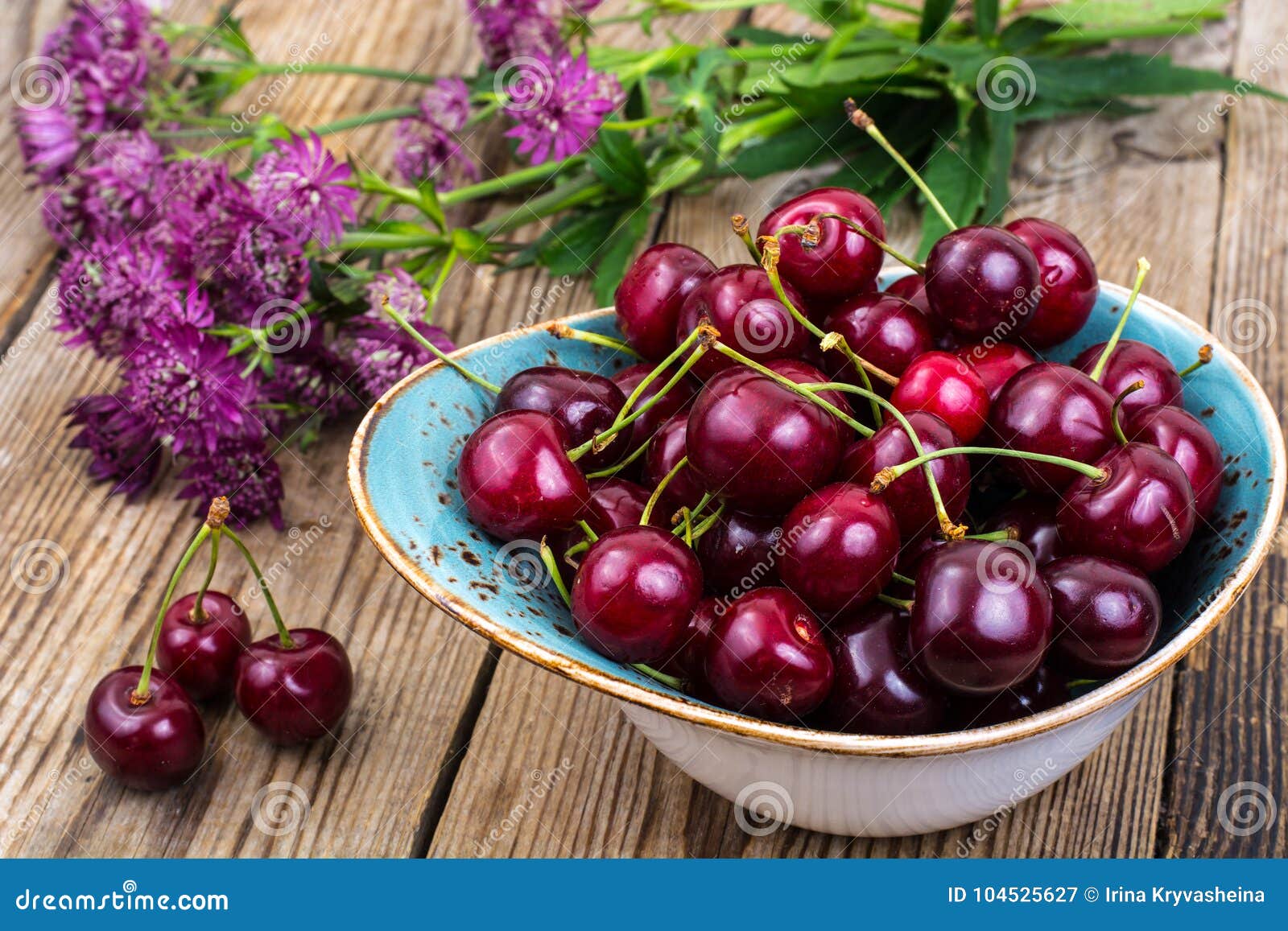 Mellow a Cereja Doce Na Bacia Na Tabela De Madeira Imagem de Stock ...