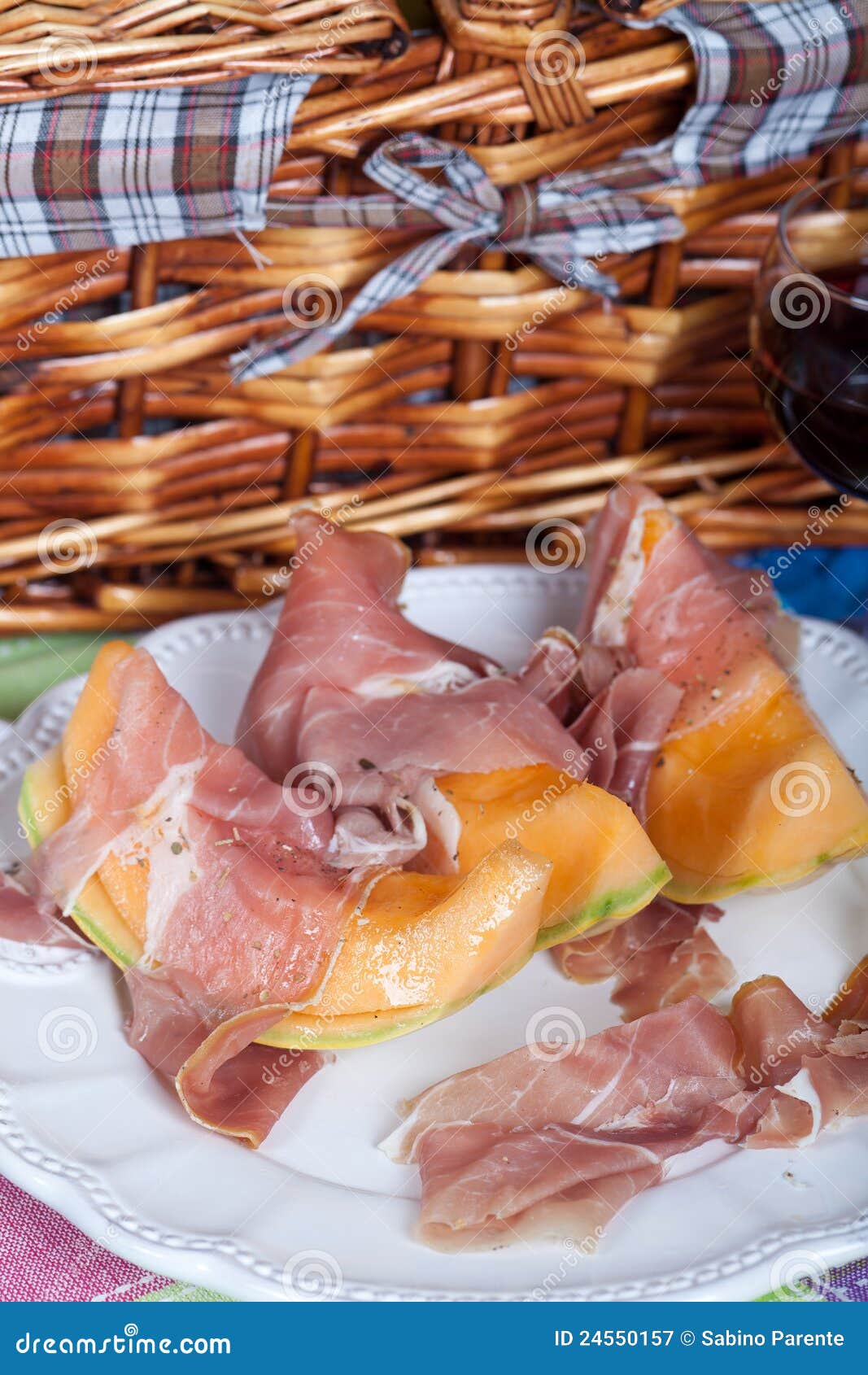 Melon De Cantaloup Avec Du Jambon Italien Image stock - Image du fruits ...