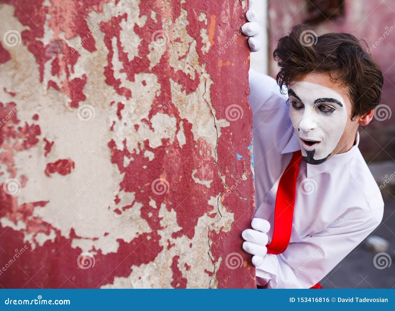 Meme, Cerca De La Pared Roja, Mirando Al Centro Foto de archivo ...