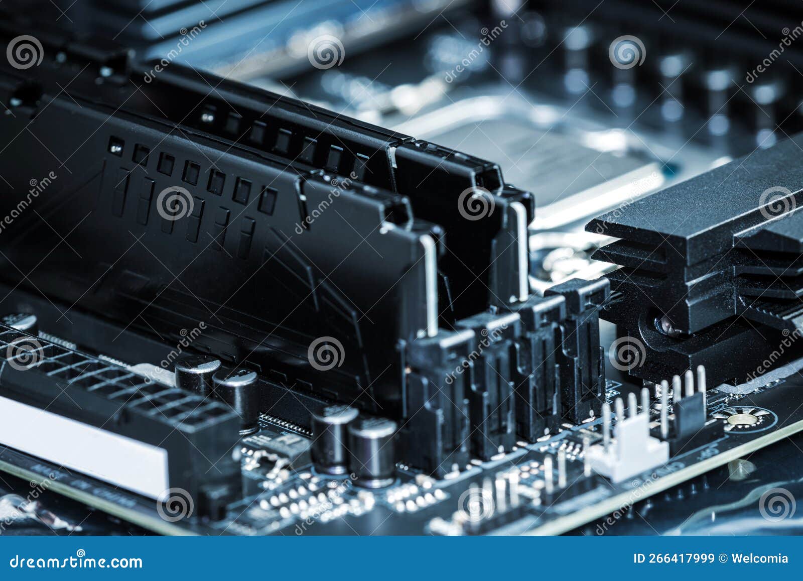 Memoria Ram Instalada En Ranuras Para Motherboard De Equipo Imagen de ... Memoria Ram Instalada En Ranuras Para Motherboard De Equipo Imagen de ...