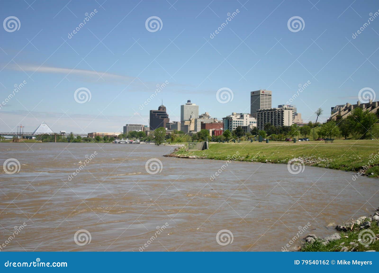 Memphis Skyline Over the Mississippi River Editorial Photography ...