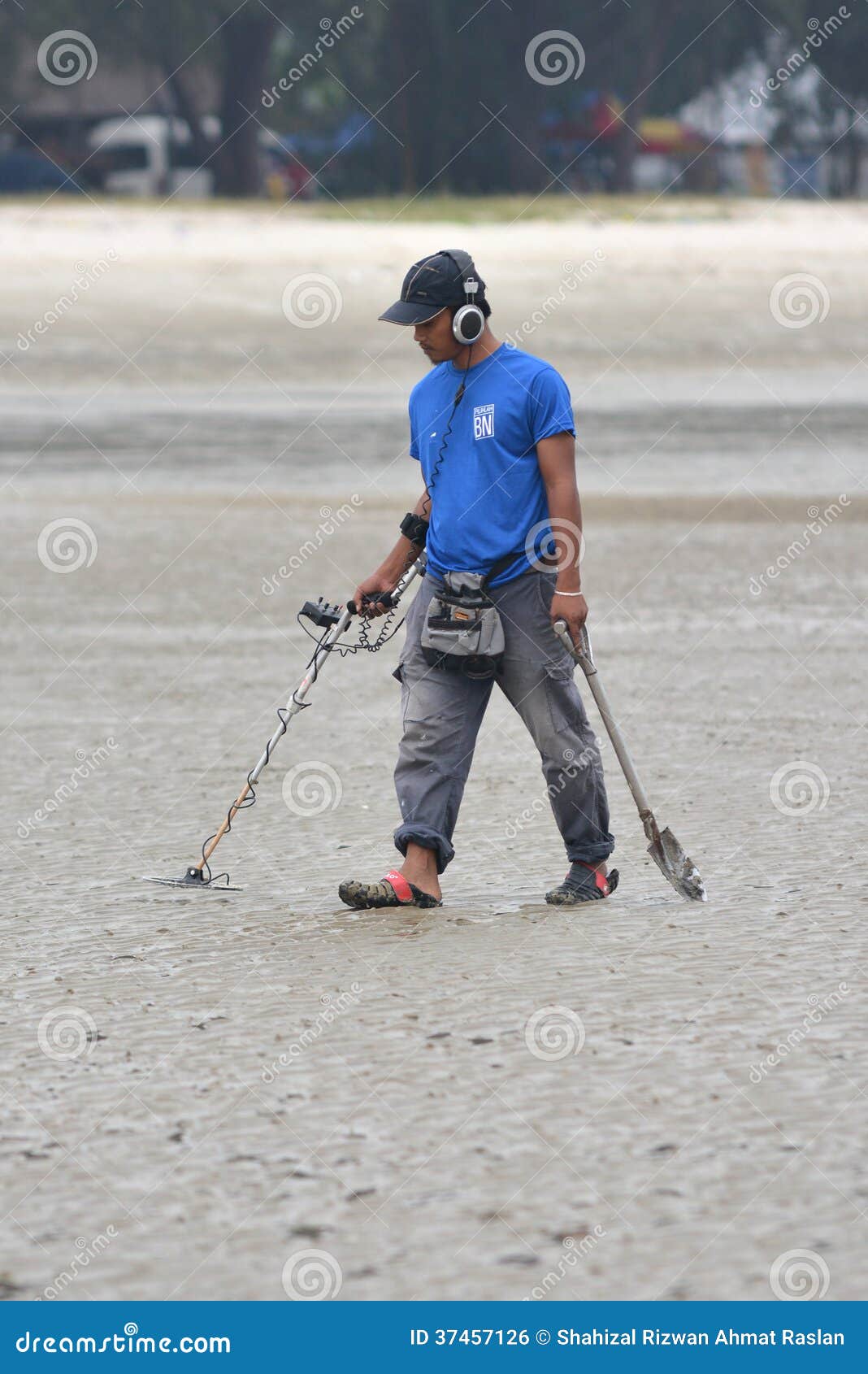 Men with Metal Detector editorial photo. Image of coast - 37457126
