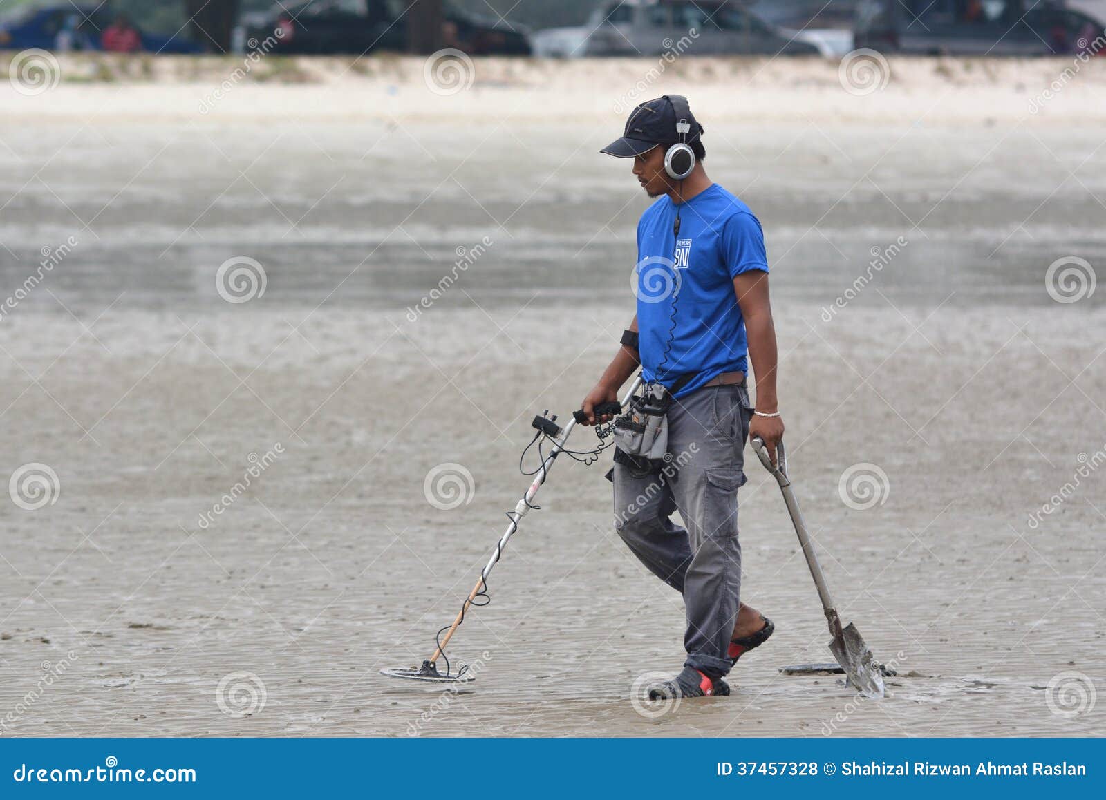 Men with Metal Detector editorial stock photo. Image of edge - 37457328