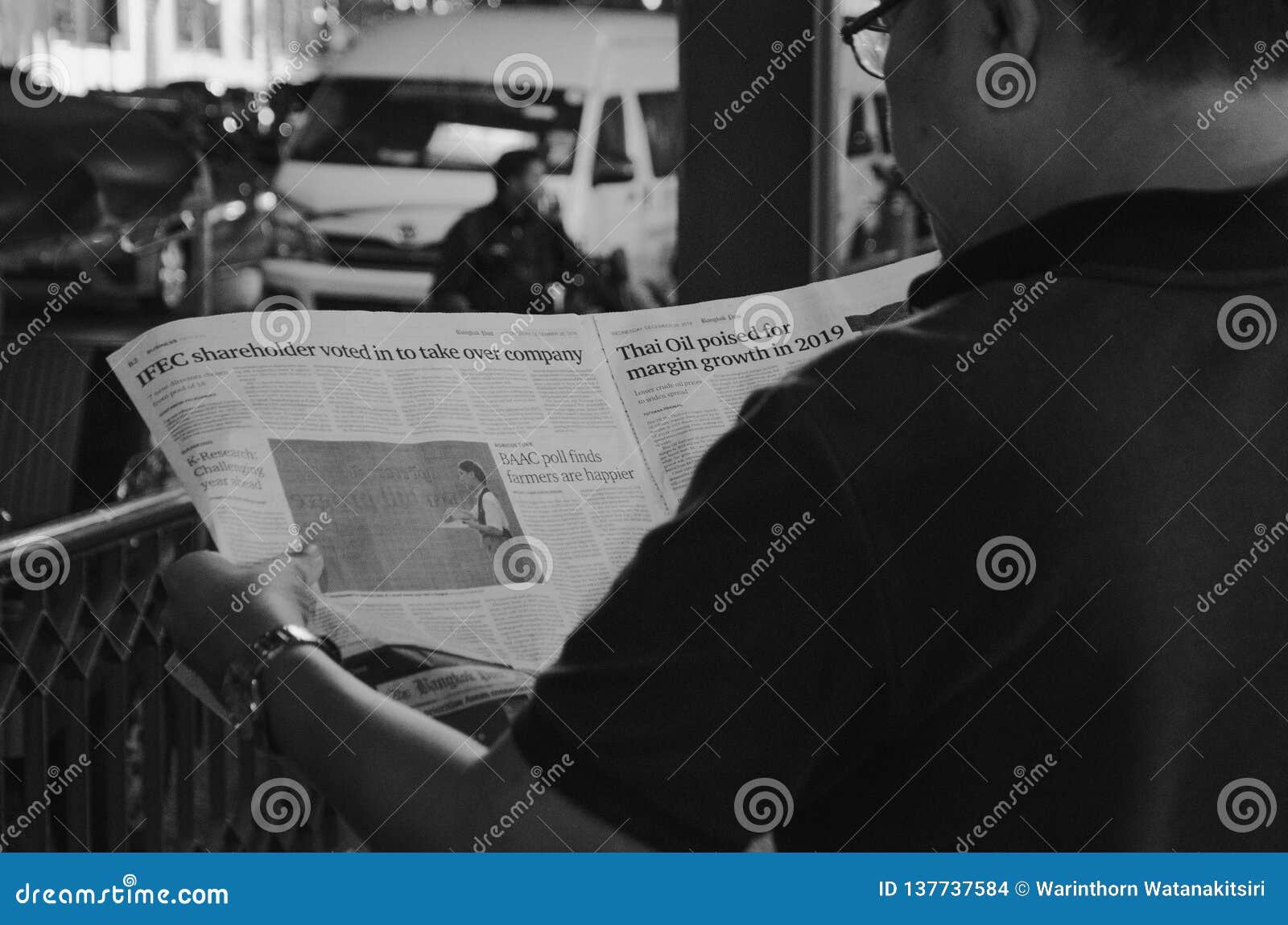 A men read a Newspaper editorial stock image. Image of paper - 137737584