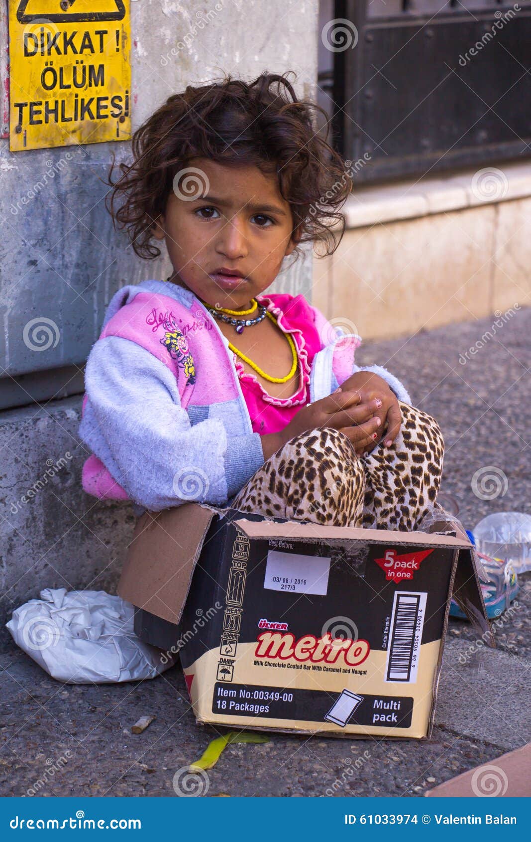Mendiant Girl image stock éditorial. Image du caressé - 61033974