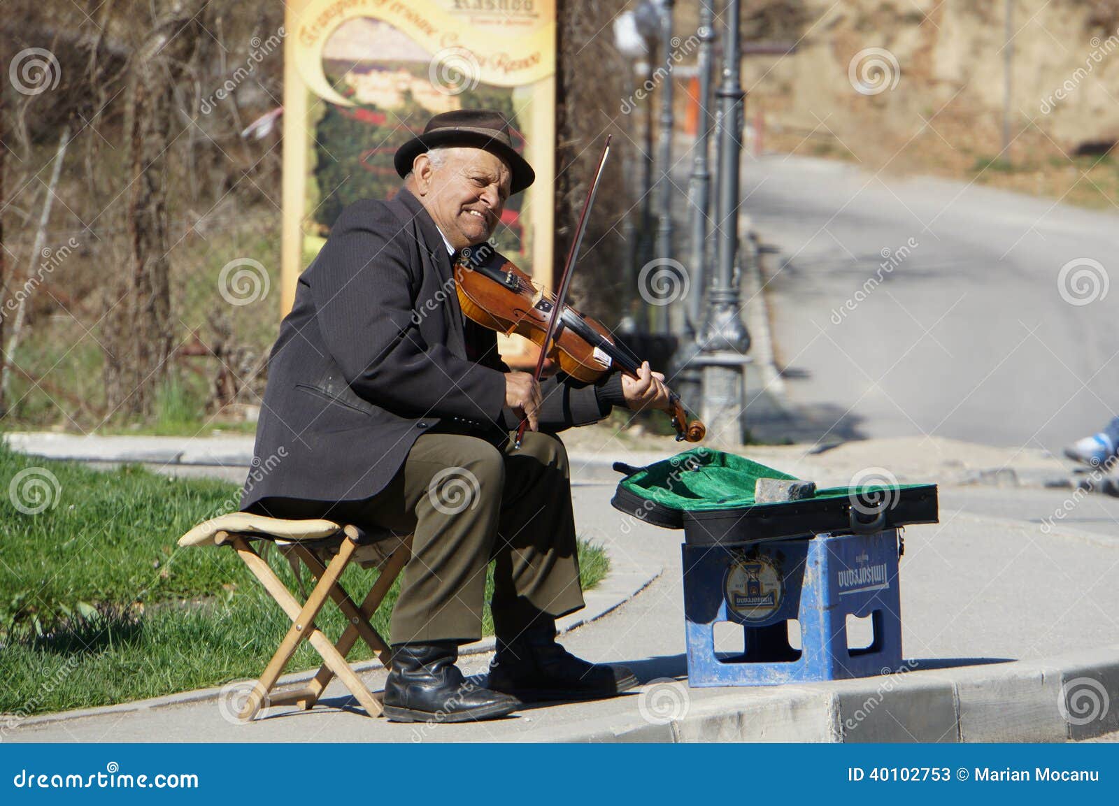 Mendiant sur la rue photo stock éditorial. Image du collecteur - 40102753
