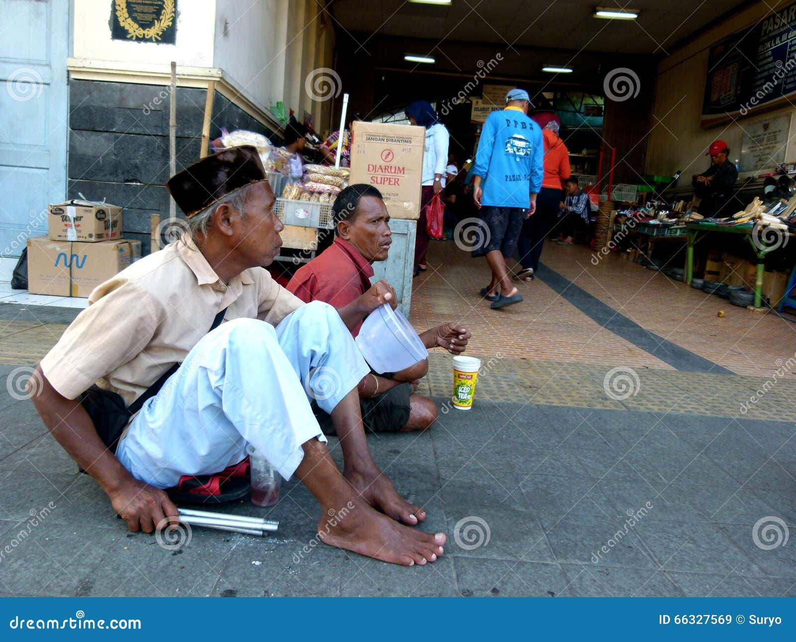 Mendiants image stock éditorial. Image du argent, ville - 66327569