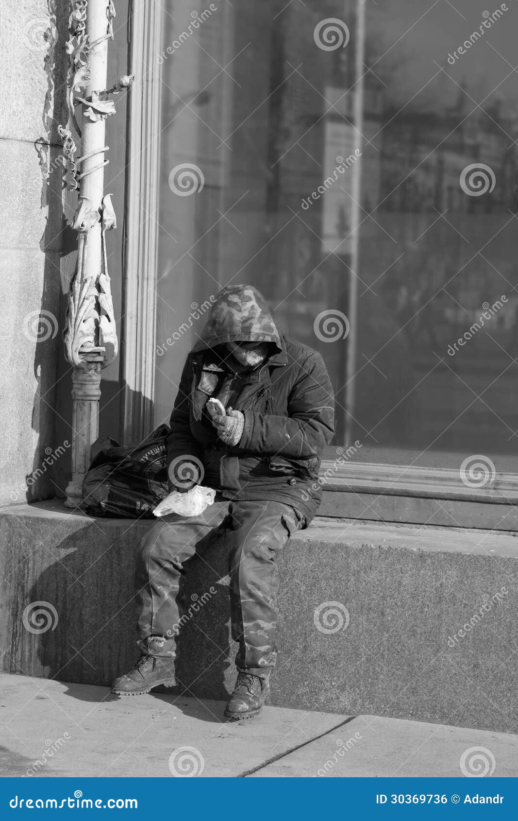 Mendigo foto editorial. Imagem de branco, descanso, instantâneo - 30369736